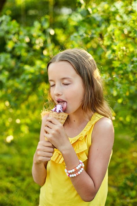 Niña Feliz Con Aparatos Ortopédicos Comiendo Cono De Helado Italiano