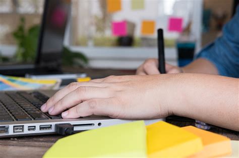 디자이너는 사무실에서 색상표 샘플러와 그래픽 태블릿에 그리기 직장에서 컴퓨터와 컬러 견본 샘플 작업 하는 아티스트 디자인 창의성 아이디어 검은색에 대한 스톡 사진 및 기타