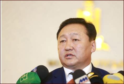 Д Тогтохсүрэн Монгол ёсоор ахмадуудад 20 000 төгрөг өгч хүндэтгэл