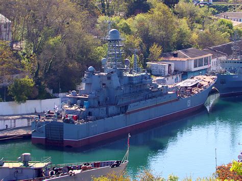 Большой десантный корабль Азов Черноморского флота после докования