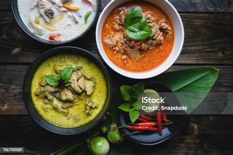 가장 유명한 태국 음식 레드 카레 돼지 고기 녹색 카레 돼지 고기 치킨 코코넛 수프 또는 태국 이름 Panang Kaeng Keaw Whan과 톰 카 가이 나무 배경에 상단