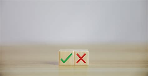 나무 블록은 옳고 그른 신호 개념 결정 투표를 보여주고 예 또는 아니오로 생각합니다 어려운 상황에 대한 비즈니스 옵션 참 및 거짓 기호 블럭에 대한 스톡 사진 및 기타