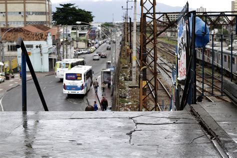 Mulher tem mal súbito e morre em passarela de estação de BRT em