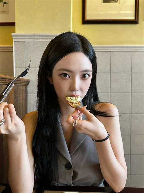 감히 나를 설레이게 하는 누나들 Added A New Photo 감히 나를 설레이게 하는 누나들