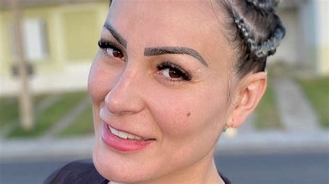 Solteira Andressa Urach exibe corpão abundante em passeio de barco