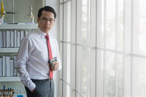 사무실에 서 있는 사업가를 강조 하 고 총을 가리키는 사용 하 여 텍스트에 대 한 복사 공간으로 비즈니스 실수의 개념 겨냥에