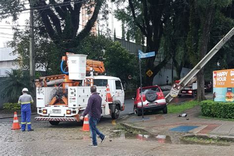 Carro Derruba Poste Em Acidente E Deixa Bairro Sem Luz Em Curitiba