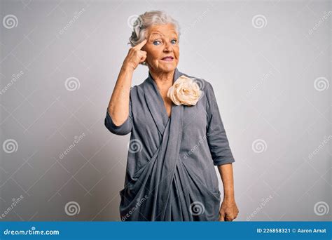 Anciana Hermosa Mujer De Cabello Gris Con Vestido Casual De Pie Sobre
