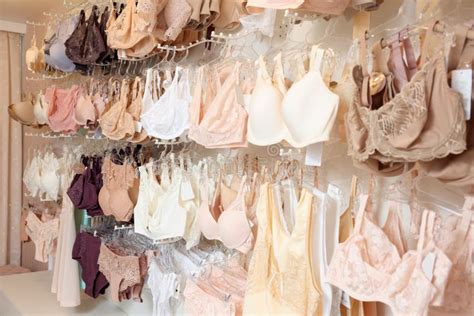 Muchas Mujeres Hermosas Ropa Interior En Tienda De Lencería Imagen de