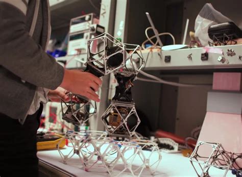 Us Massachusetts Engineers Design Robots That Can Self Assemble खुद