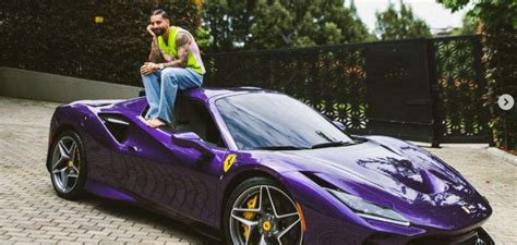 Maluma se luce con su colección de carros en las calles de Medellín
