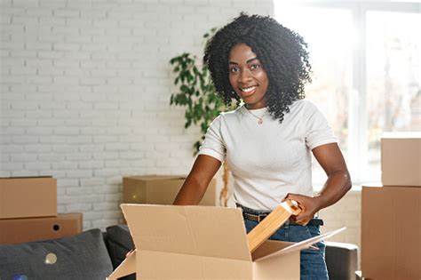 골판지 상자를 가진 행복 한 아프리카 젊은 여자 새로운 장소로 이동 20 24세에 대한 스톡 사진 및 기타 이미지 20 24세 가정의 방 개념 Istock