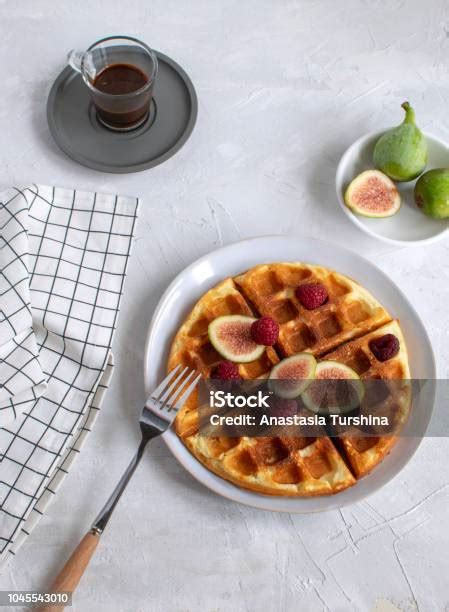 벨기에 와플 슬로우 푸드 아침 식사 개념 무화과 라스베리 에스프레소 커피 흰색 나무 배경 플랫 하다 복사 공간 개념에 대한 스톡 사진 및 기타 이미지 Istock