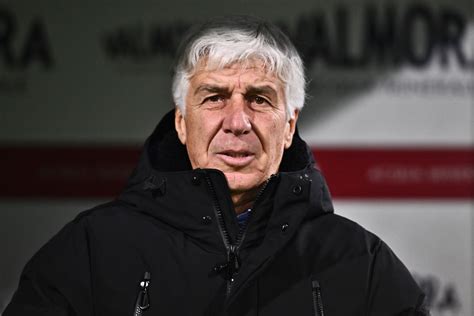 Milan Atalanta Gasperini Furioso Con Un Tifoso Gli Lancia Un Panino