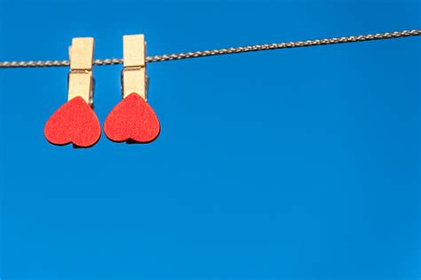 사랑의 테마에 배경입니다 푸른 하늘에 대 한 심 혼의 형태로 핀 가사 집안일에 대한 스톡 사진 및 기타 이미지 가사 집안일