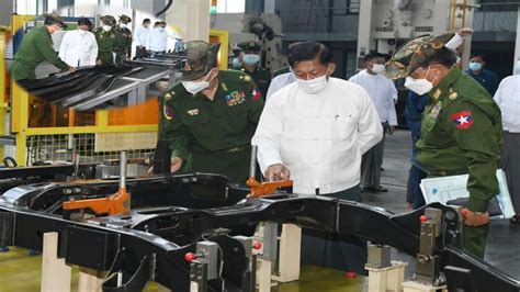 တပ်မတော်အကြီးစားစက်ရုံမှထုတ်လုပ်လျက်ရှိသည့် မော်တော်ယာဉ်များကိုမြို့ပ