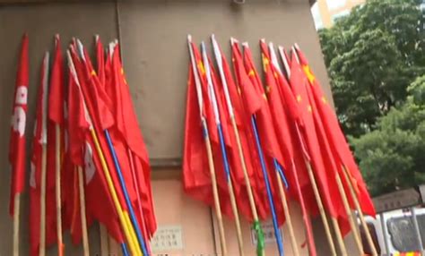 北角多幅國旗區旗疑被扯落路邊 警列刑毀跟進