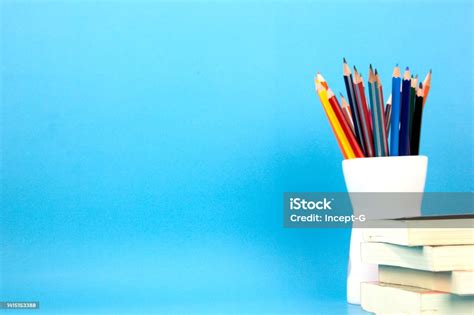 학교 액세서리 및 교육 요소 책 및 알람 시계는 밝은 파란색 배경에 있습니다 학교 개념 포스터로 돌아가기 개인 장식품에 대한
