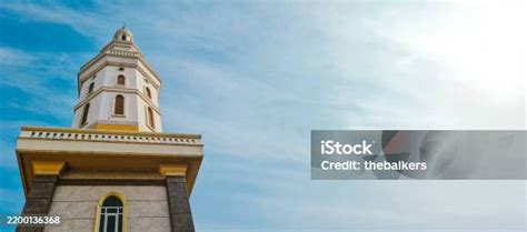 맑고 푸른 하늘을 배경으로 한 모스크의 장엄한 첨탑과 땅에서 가져온 구름 복사 공간이 있는 로우 앵글 사진 0명에 대한 스톡 사진 및 기타 이미지 Istock