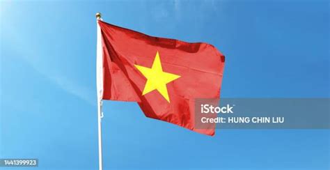 흐린 하늘에 베트남 국기 하늘에서 흔들리는 공단에 대한 스톡 사진 및 기타 이미지 공단 국가 국가 관광명소 Istock