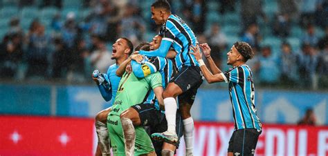 Depois do ciclone Grêmio derrota Bahia nos pênaltis e está na semifinal da Copa do Brasil