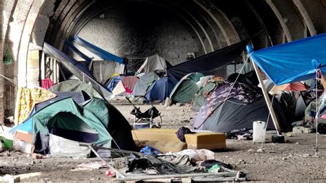Migranti viaggio tra l umanità disperata del Silos di Trieste Il Piccolo