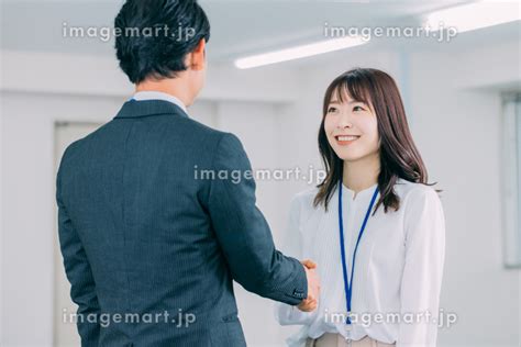笑顔で握手をする男女の日本人ビジネスマン （人物）の写真素材 221352600 イメージマート