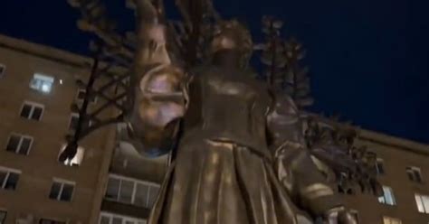 В Москві жінка зруйнувала меморіал біля памʼятника Лесі Українці Zaxid Net