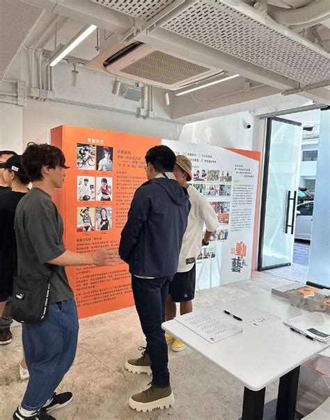 霍启刚一家五口看展览 郭晶晶自拍全家福画面温馨 搜狐大视野 搜狐新闻