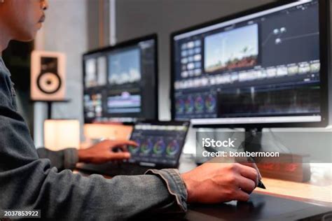 영화 비디오 편집자 또는 컬러리스트인 Filmaker는 데님 재킷을 입고 크리에이티브 오피스 스튜디오에서 펜 툴과 태블릿으로 개인용 컴퓨터에서 영상 또는 비디오 작업을