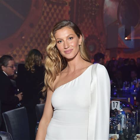 Gisele Bündchen Leaves A Supportive Comment On Tom Bradys Post For His