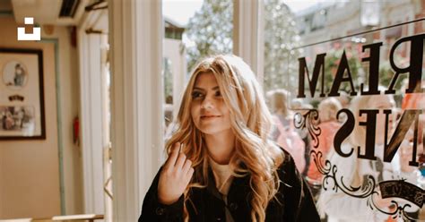 검은 긴 소매 셔츠와 흰색 바지를 입은 여자가 하얀 테이블 옆에 서 있다 사진 Unsplash의 무료 매직 킹덤 파크 이미지