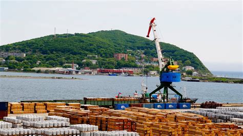 Морской порт в бухте Троицы