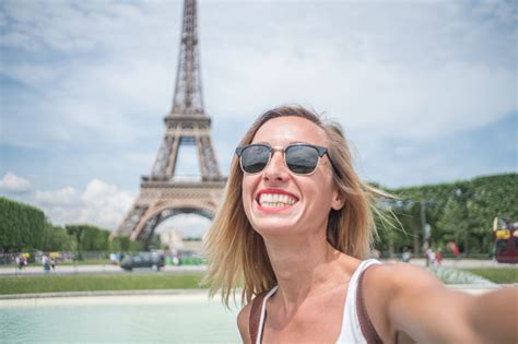 파리 시 휴대 전화를 사용 하 여 Selfie를 복용 하는 젊은 여자 20 29세에 대한 스톡 사진 및 기타 이미지 20 29세 2018년 관광 Istock