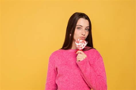 Portret Dziewczyny Nastolatka Z Bliska Darmowe Zdjęcie