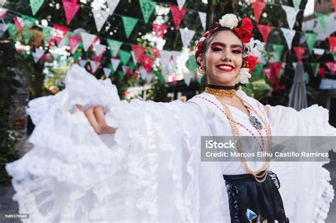 멕시코 베라크루스에서 온 전통 멕시코 드레스를 입은 라틴 여성 독립 기념일 또는 Cinco De Mayo 퍼레이드 또는 문화
