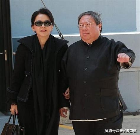 胡慧中71岁老公近照，久违露面新身份曝光何志平