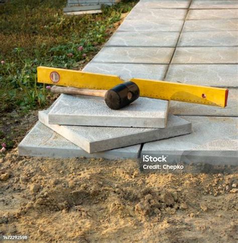 Meletakkan Batu Paving Atau Batu Bata Lempengan Beton Abuabu Di Halaman