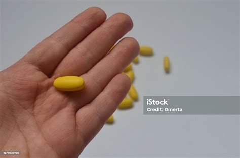 黄色の丸薬ホメオパシー治療医学丸薬 白い背景に女性の手のひらにカプセル 1人のストックフォトや画像を多数ご用意 1人 みずみずしい