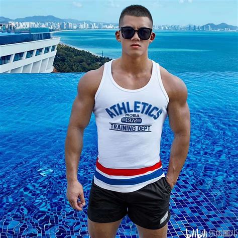 肌肉型男给你一片 蓝”，蓝色的天、蓝色的水、蓝色的装扮，真酷 哔哩哔哩