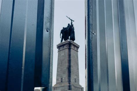 Вижте как опаковаха Паметника на съветската армия в София Видео