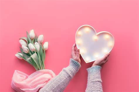 봄 기하학적 플랫 은 활기찬 분홍색 배경에 하트 모양 의 라이트 보드와 흰색 튤립 꽃 누워 정사각형 구성 어머니의 날 국제