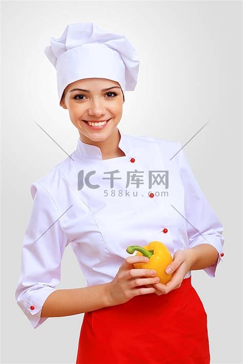 灰色背景下穿着红围裙的年轻女厨师高清摄影大图 千库网