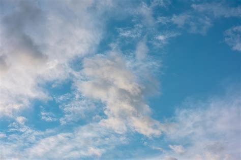 Vista panorámica de las nubes iluminadas por la puesta de sol en el cielo azul fondo natural de