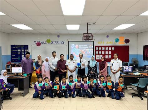 Panglima Pendidikan Dan Latihan Tldm Lengkapkan Keperluan Murid