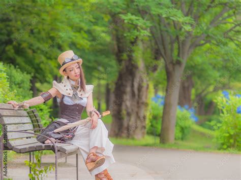 ベンチで休憩してる女性 Stock Photo Adobe Stock