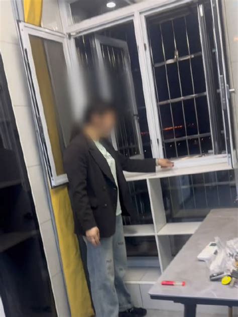 租客称房东隔窗验灰扣费240元：已有专业保洁打扫过，地板擦得发光了 手机新浪网