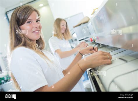 Les Filles Au Travail Banque De Photographies Et Dimages à Haute