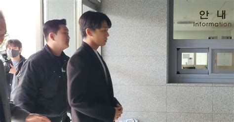 속보 마약 투약 혐의 유아인 경찰 출석