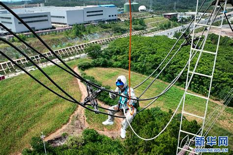 湖北荆门高温下超高压带电作业保三峡电力外送 新华网